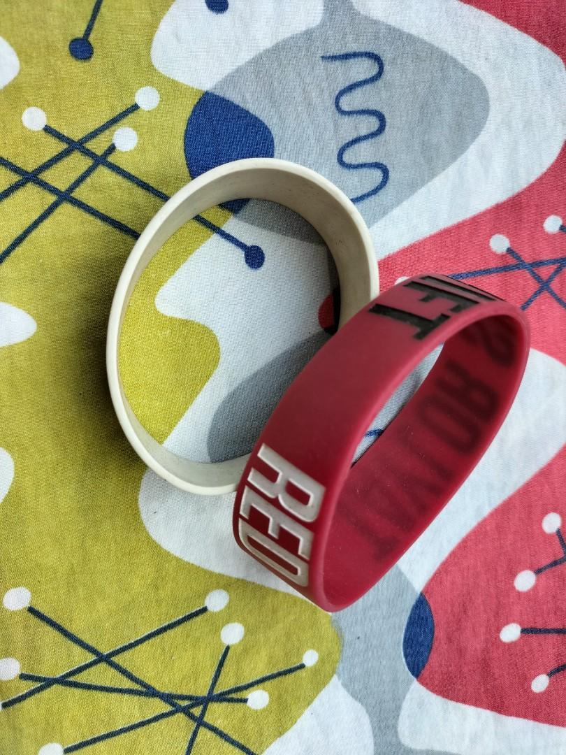 Taylor Swift - Red Official Rubber Bracelet (Red), Women's Fashion ...