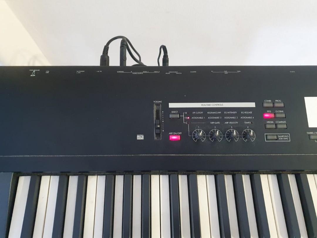 KORG TR88 Music Workstation Keyboard with Wharfedale Speaker, Hobbies ...