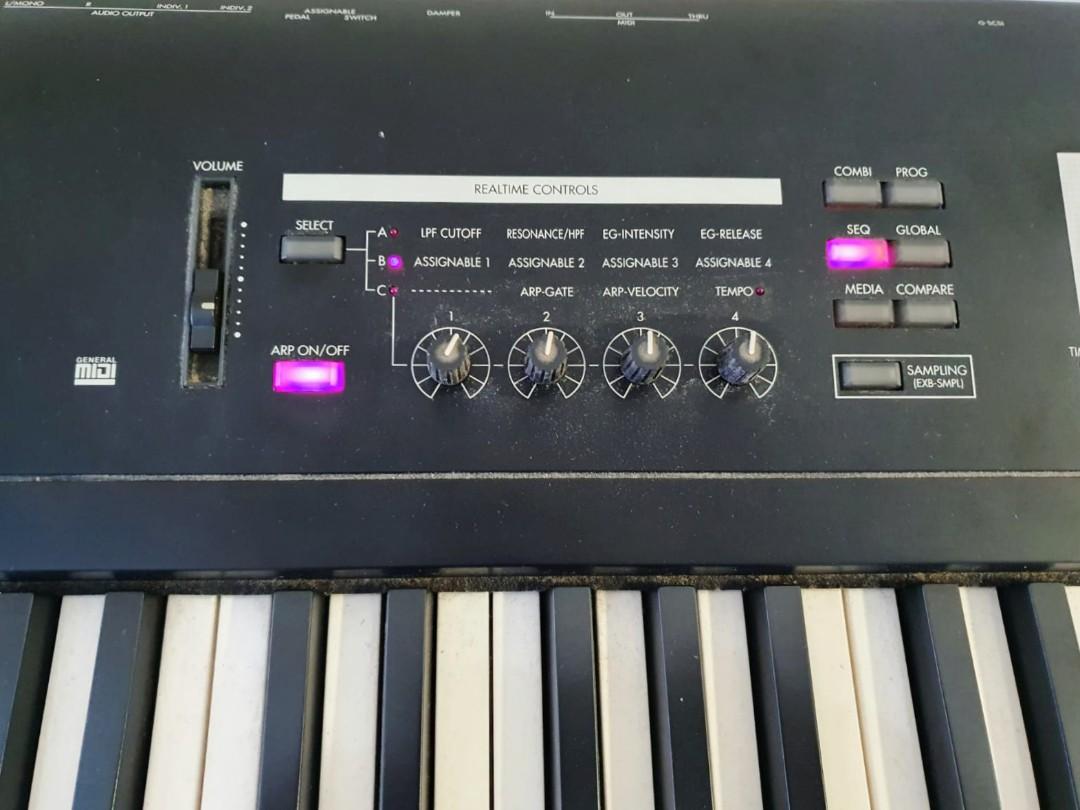 KORG TR88 Music Workstation Keyboard with Wharfedale Speaker, Hobbies ...