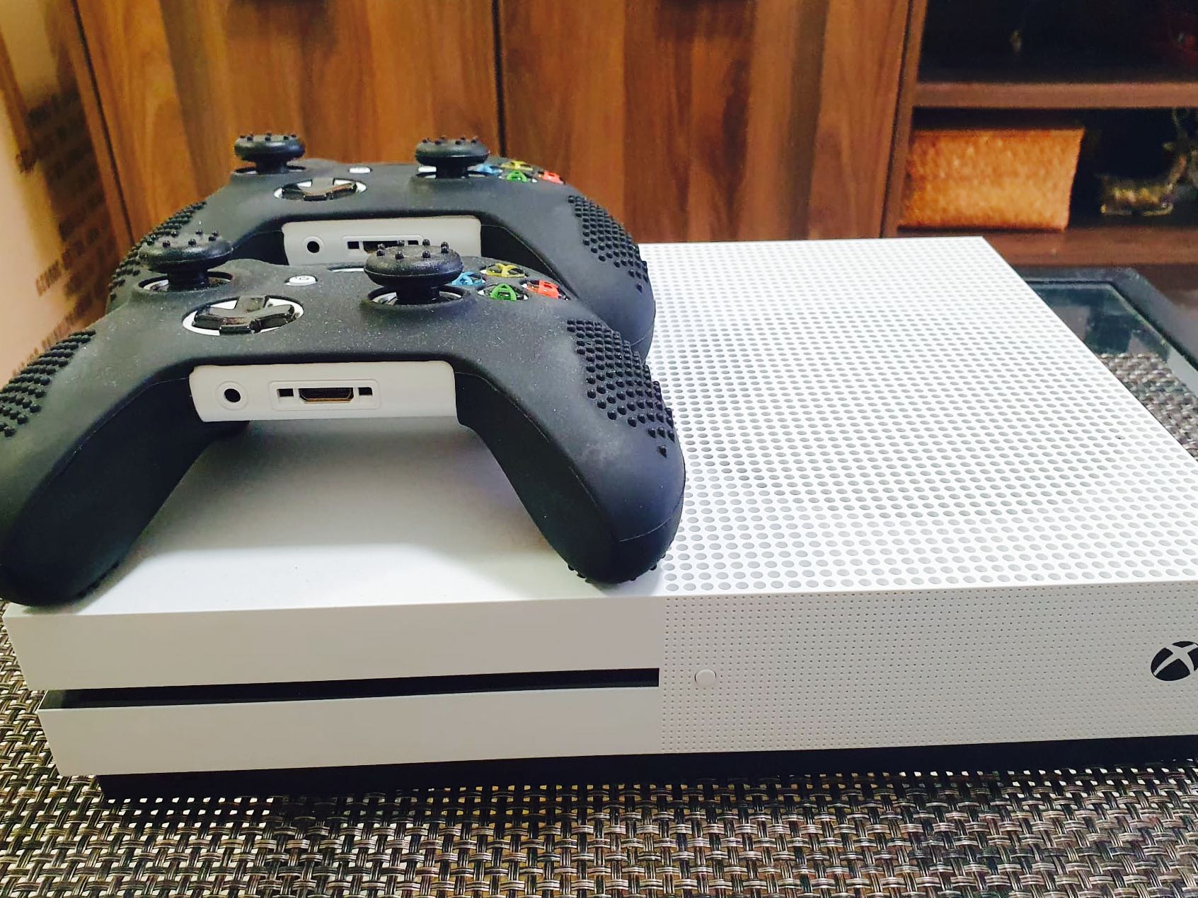 *Move out sale* Xbox one s with 2 controllers 1 Tb, Video Gaming, Video ...