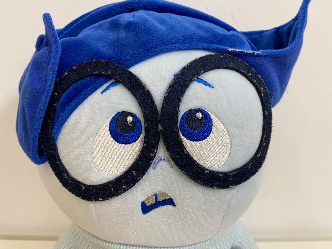 Disney Pixar Inside Out Sadness Big soft toy 阿愁毛公仔, 興趣及遊戲, 玩具 & 遊戲類 ...