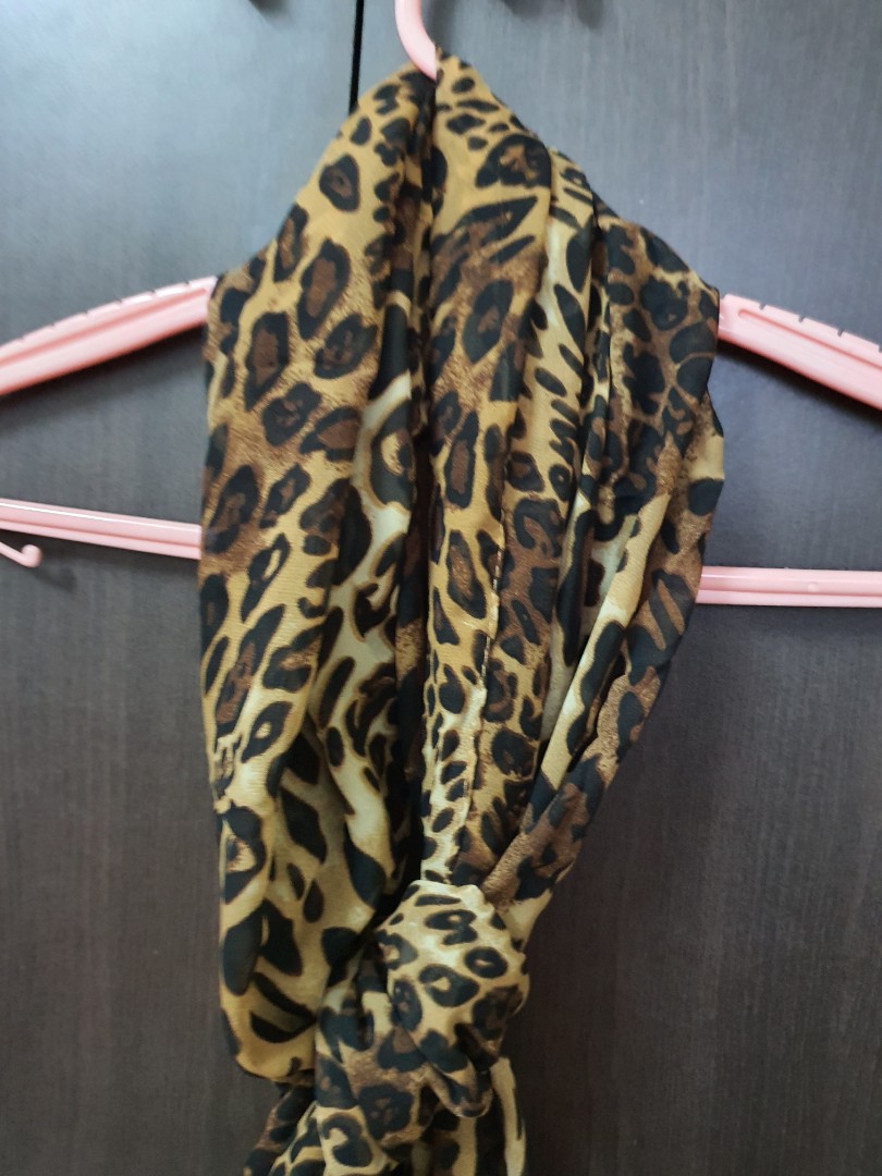 Scaft, Women's Fashion, Watches & Accessories, Scarves on Carousell