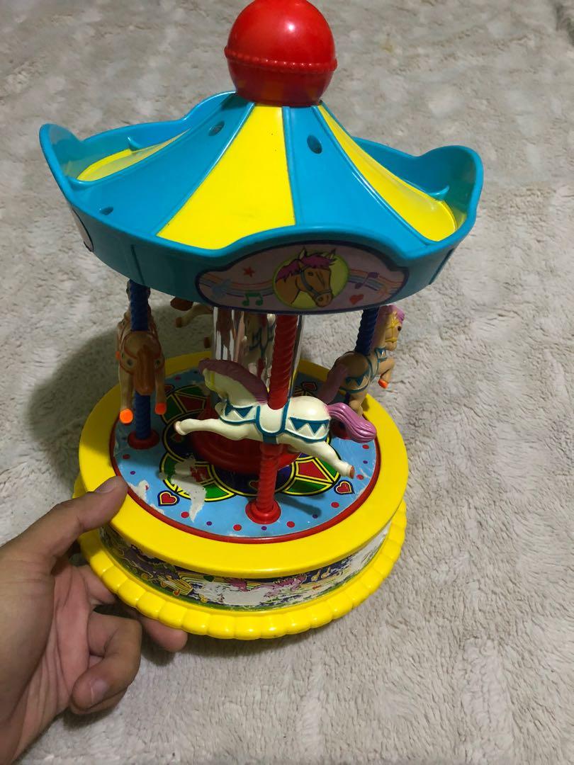 Vintage rare redbox 1991 carousell windup toy defective, Hobbies & Toys ...