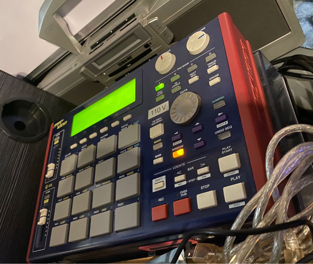 AKAI MPC 1000 (100v), Hobbies & Toys, Music & Media, Musical ...
