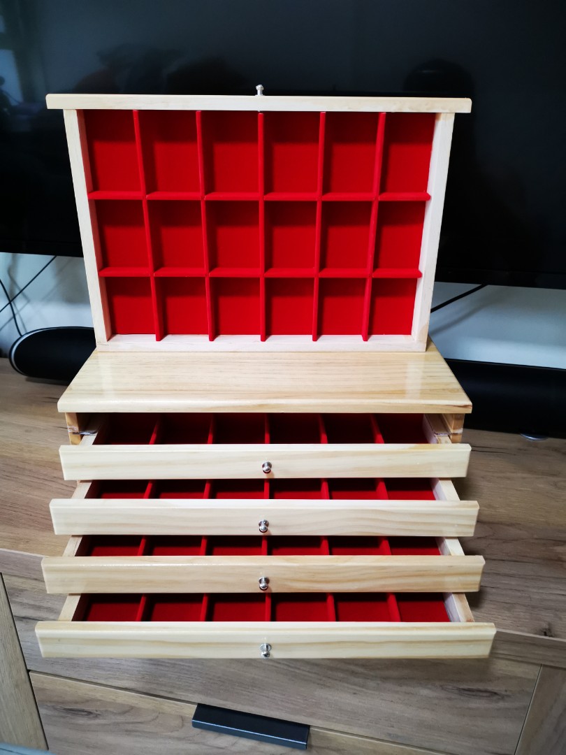 Amulets display box, Women's Fashion, Jewelry & Organisers, Accessory ...