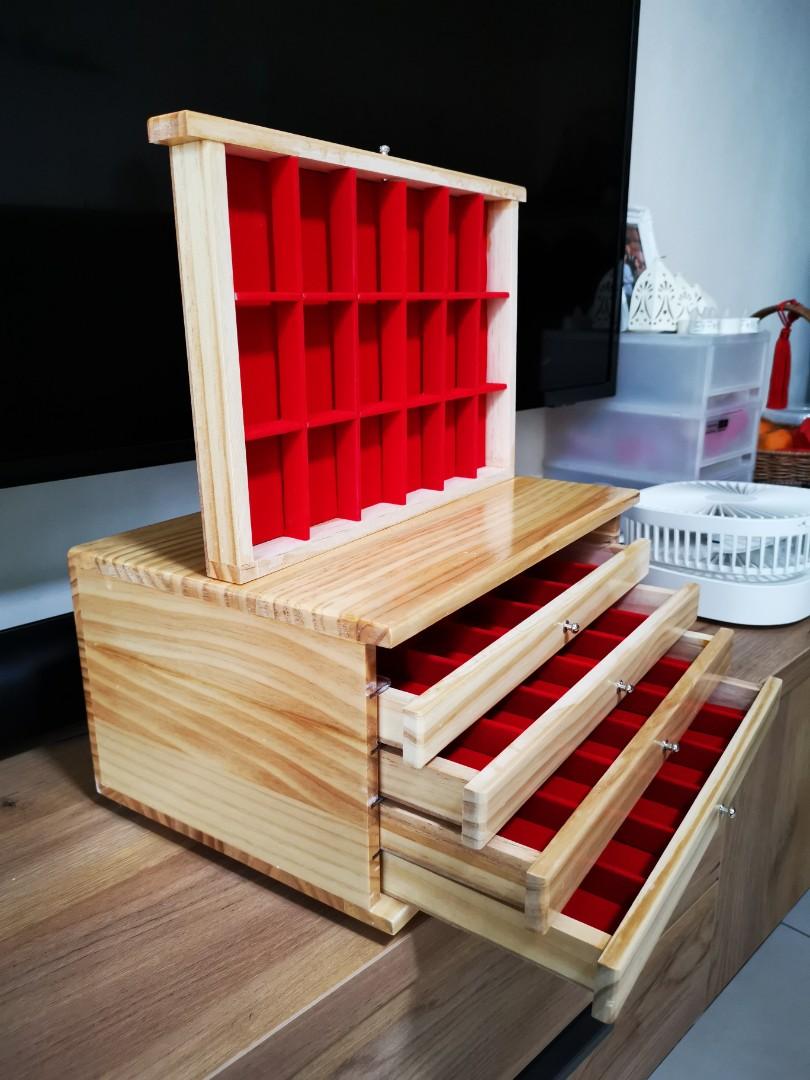 Amulets display box, Women's Fashion, Jewelry & Organisers, Accessory ...