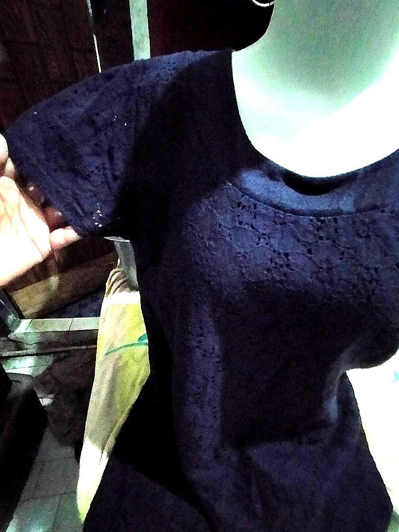 Tunik Brokat Biru Dongker Free Size Fit M Fesyen Wanita Pakaian Wanita Atasan Di Carousell