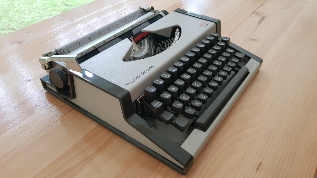 Typewriter AEG Traveller de Luxe (1980), Hobbies & Toys, Memorabilia ...