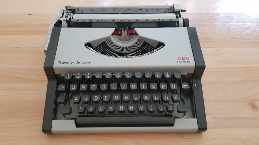 Typewriter AEG Traveller de Luxe (1980), Hobbies & Toys, Memorabilia ...