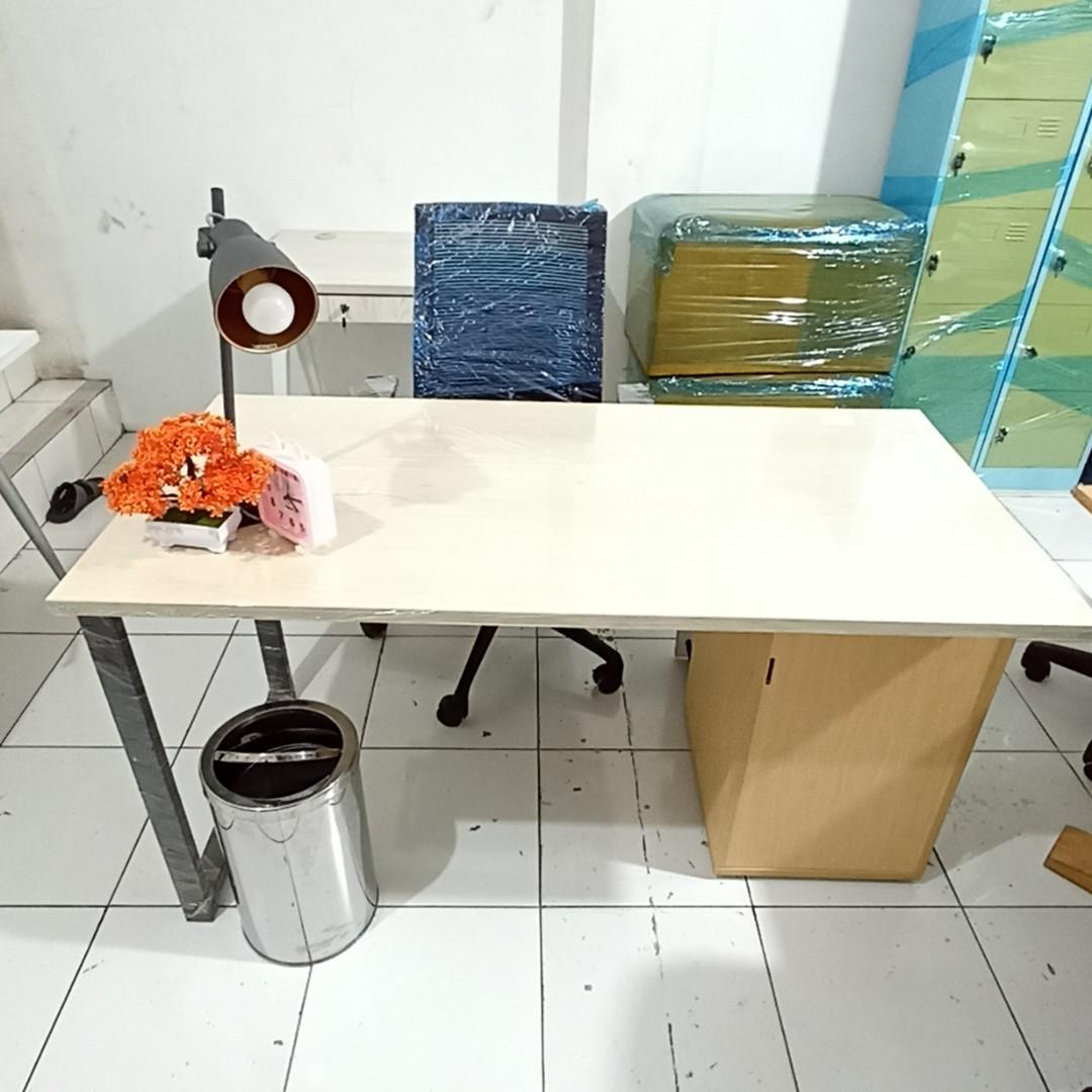 MEJA DIREKSI/ MEJA BOS / MEJA ATASAN UK BESAR, Perabotan Rumah di Carousell