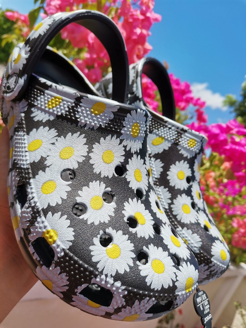 Crocs Classic Vacay Vibes Black Daisy W6, Women's Fashion, Footwear ...