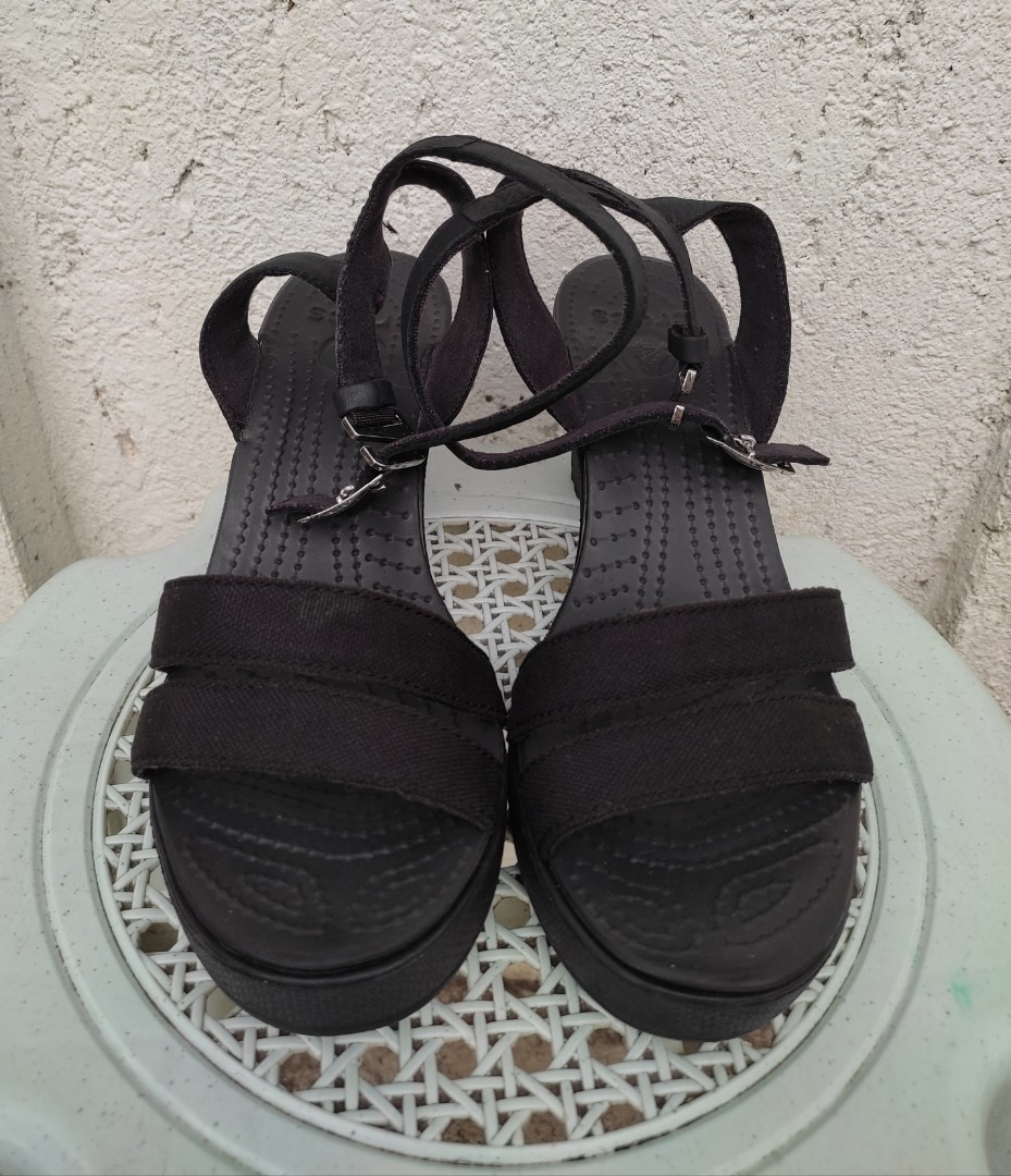 Crocs Leigh Wedge sandals Size W8, Women's Fashion, Footwear, Sandals ...
