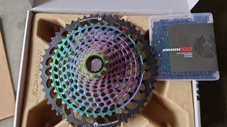 SRAM XX1 Eagle Oil Slick Rainbow Cassette 10-52T + Chain, Sports ...
