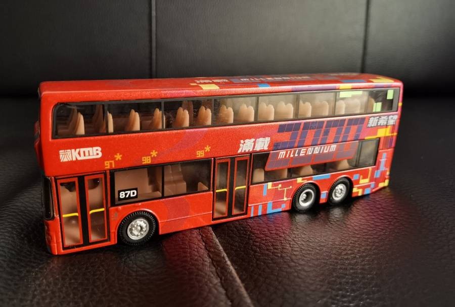 KMB bus in metal, 興趣及遊戲, 玩具 & 遊戲類 - Carousell