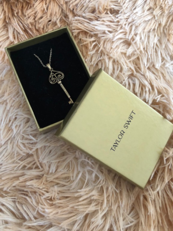 Taylor Swift Fearless Key Vault Necklace, Hobbies & Toys, Memorabilia ...