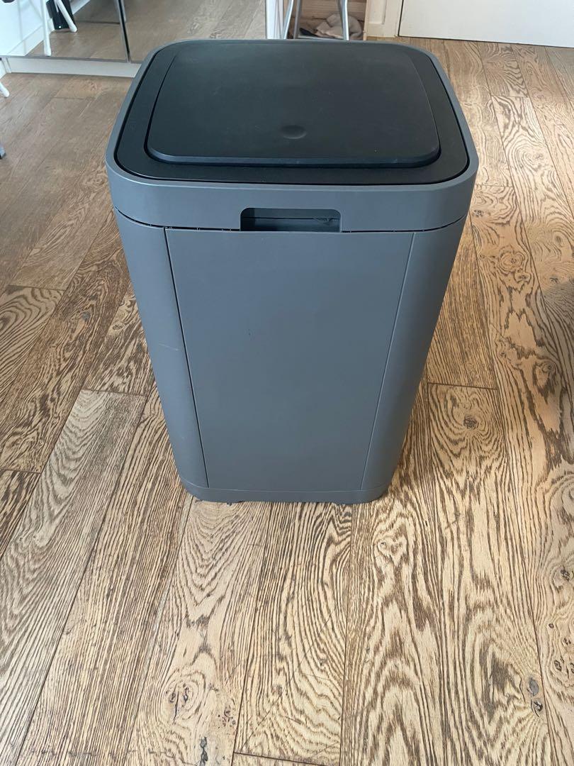 Free waste bin . Need to remove asap, 傢俬＆家居, 家居清潔及護理用品, 垃圾袋 - Carousell