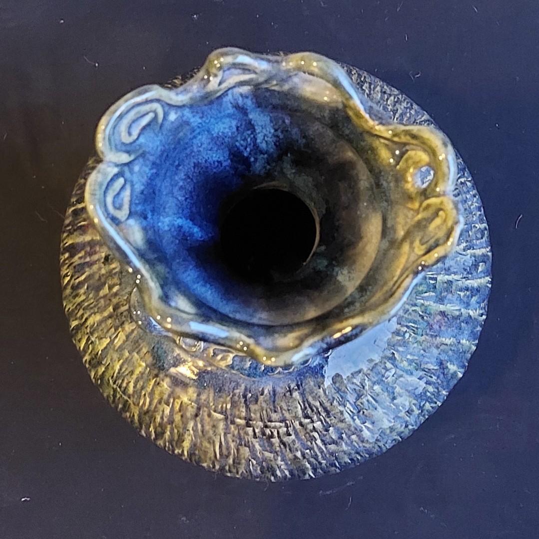 "The ripple" handmade artisanal pottery vase by Leslie Chew (Serial no ...