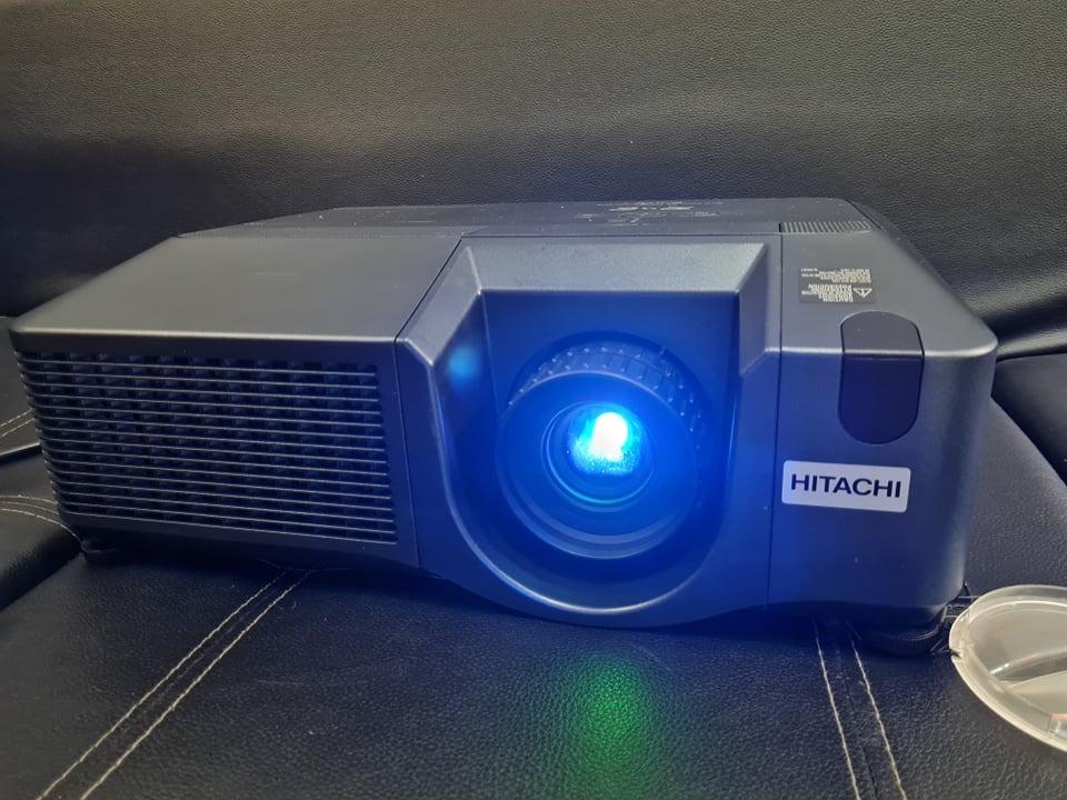 Hitachi 4000 lumens projector XA 3LCD bright display heavy duty, TV ...