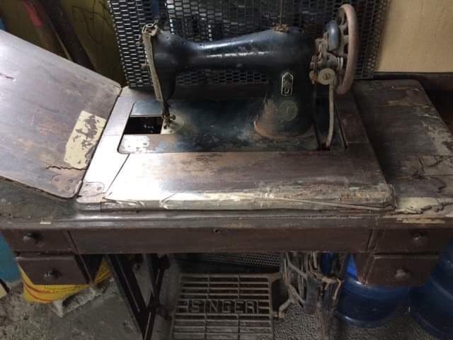 VINTAGE SINGER YEAR 1930 SEWING MACHINE, Furniture & Home Living ...