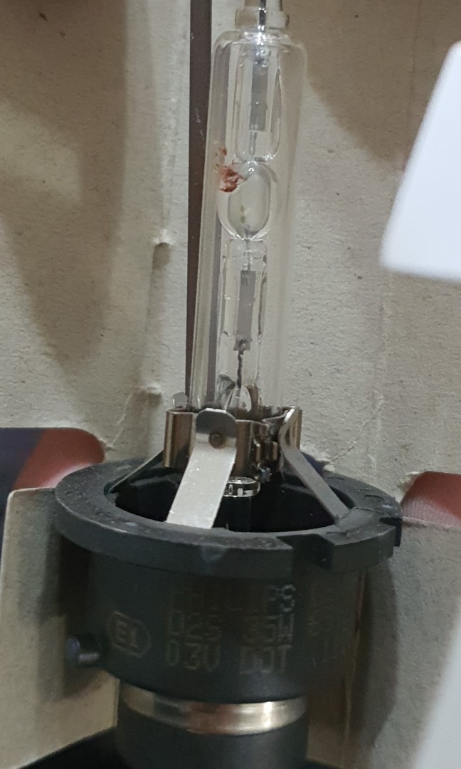 Philips D2S stock yellow bulbs, Car Accessories, Accessories on Carousell