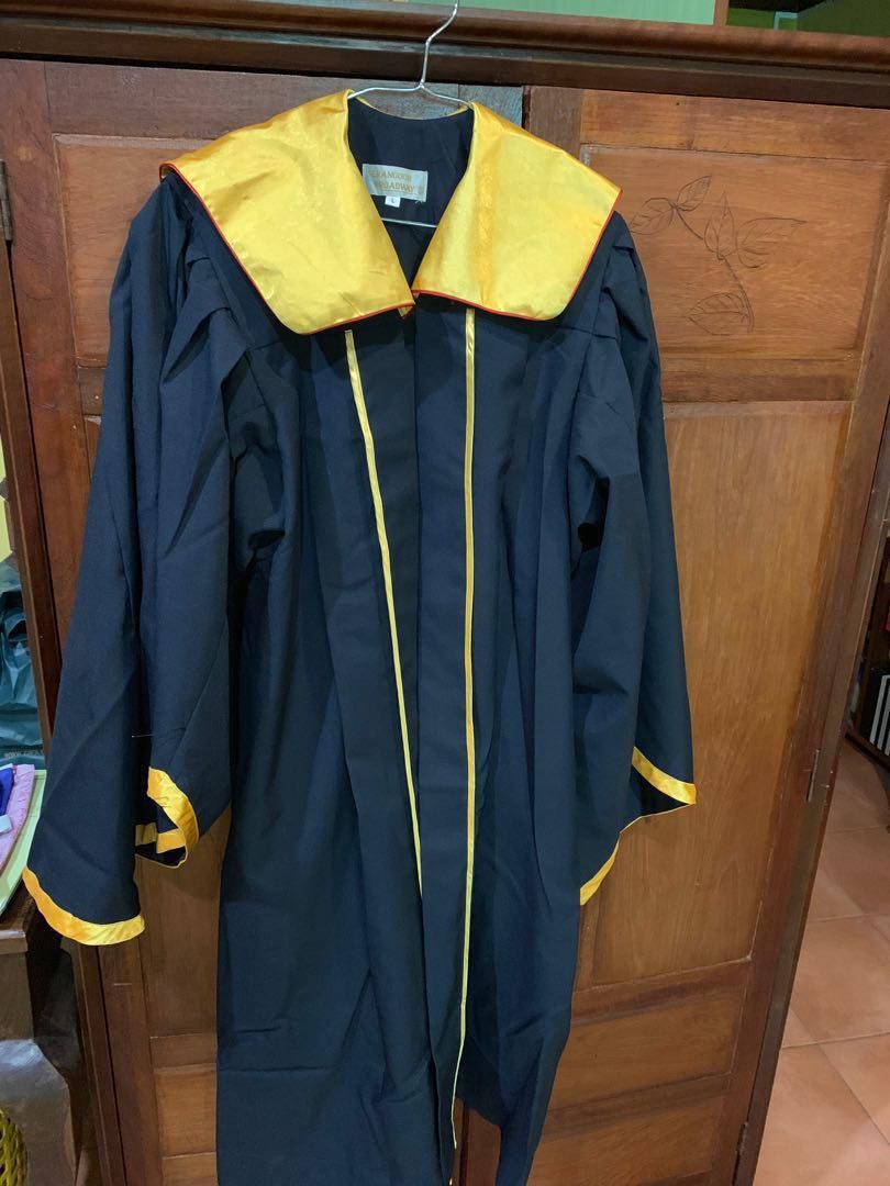 STEAL! SINGAPORE POLYTECHNIC GRADUATION GOWN/ACADEMIC DRESS, Men's ...