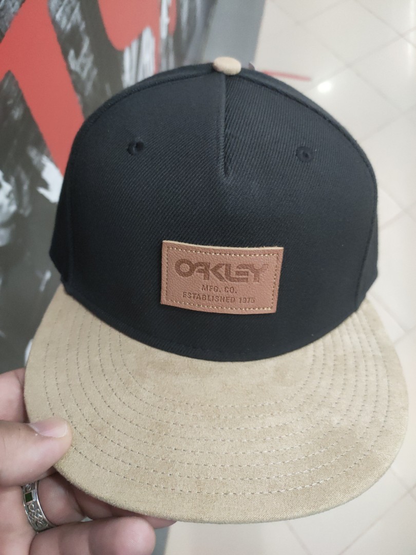 Oakley Cap, Men's Fashion, Watches & Accessories, Caps & Hats on Carousell