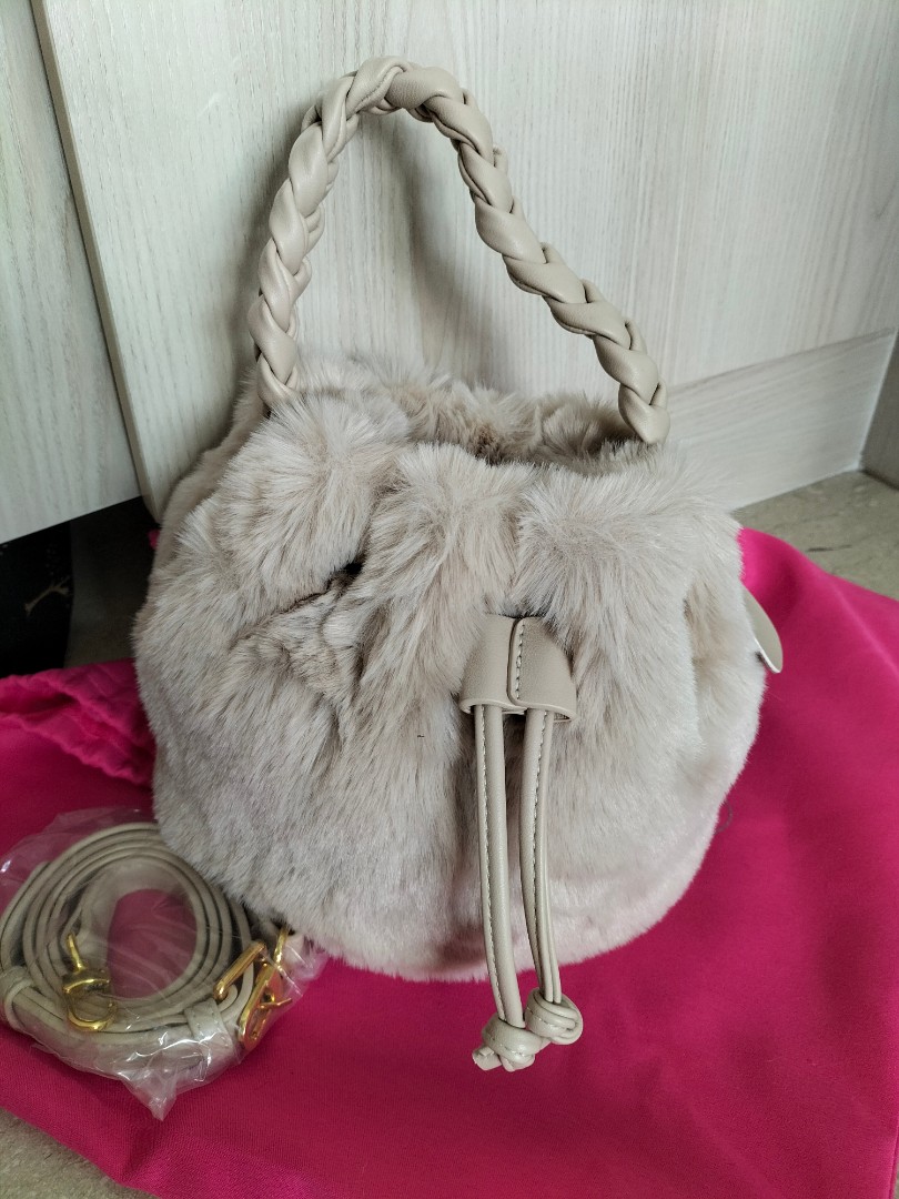 Fast deal 10SGD Furry mini bucket bag...., Women's Fashion, Bags ...