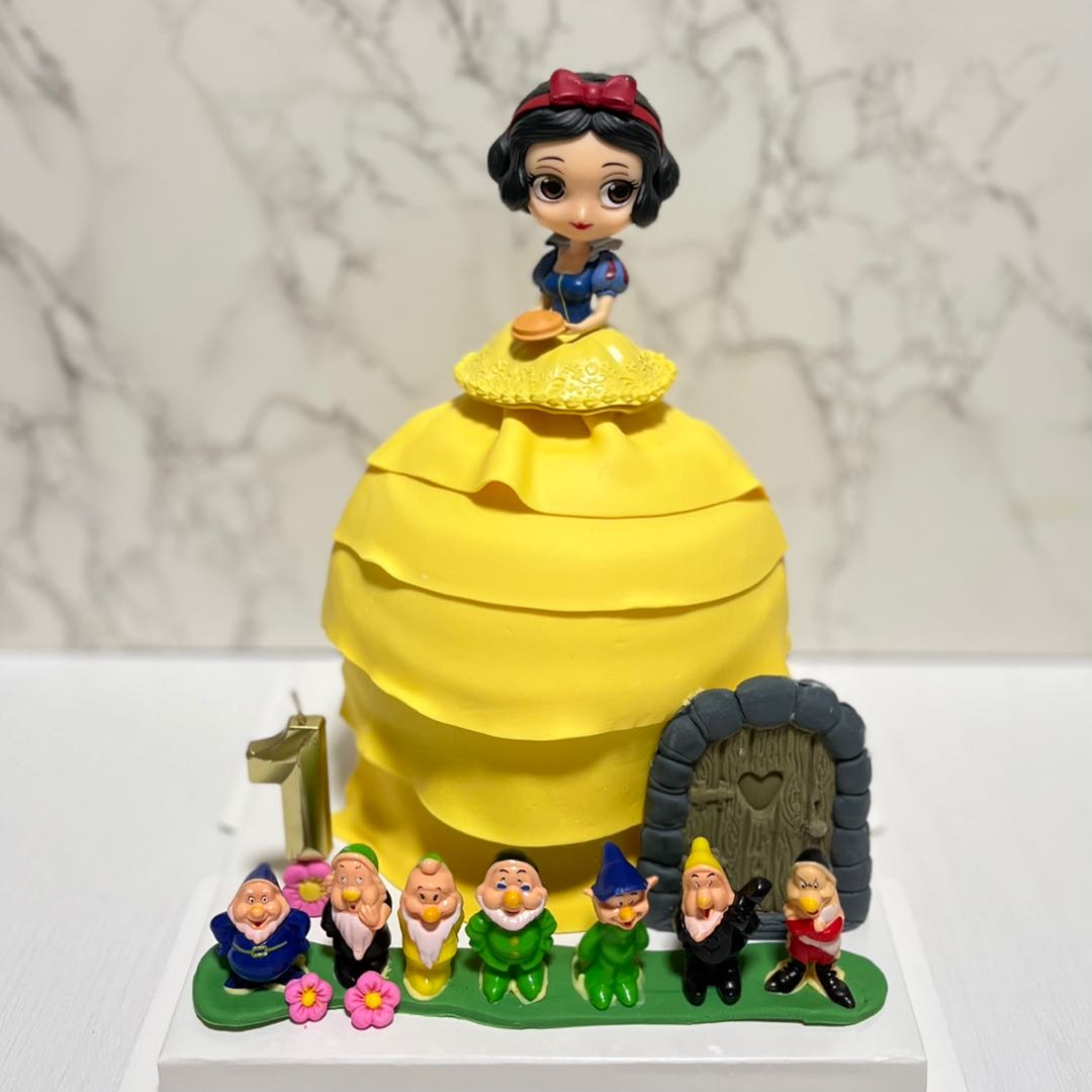 Birthday Pinata cake- Snow white and the 7 dwaft s, Food & Drinks ...