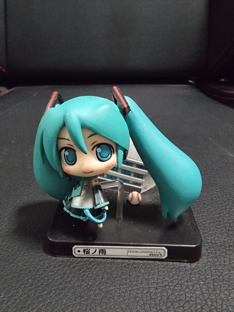 Hatsune Miku mini figurine, Hobbies & Toys, Toys & Games on Carousell