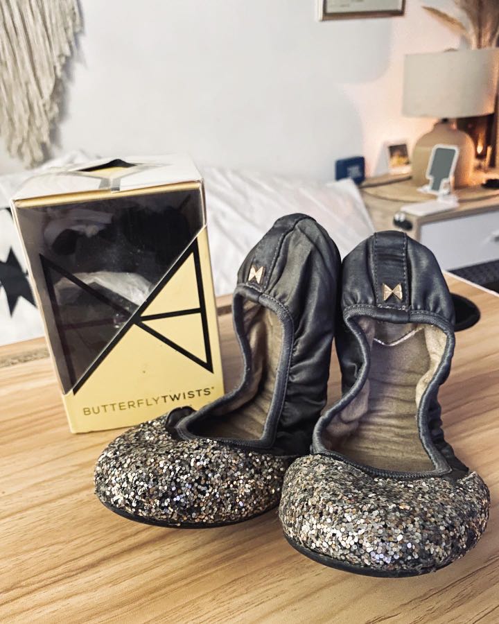 Butterfly twist, Women's Fashion, Footwear, Flats & Sandals on Carousell