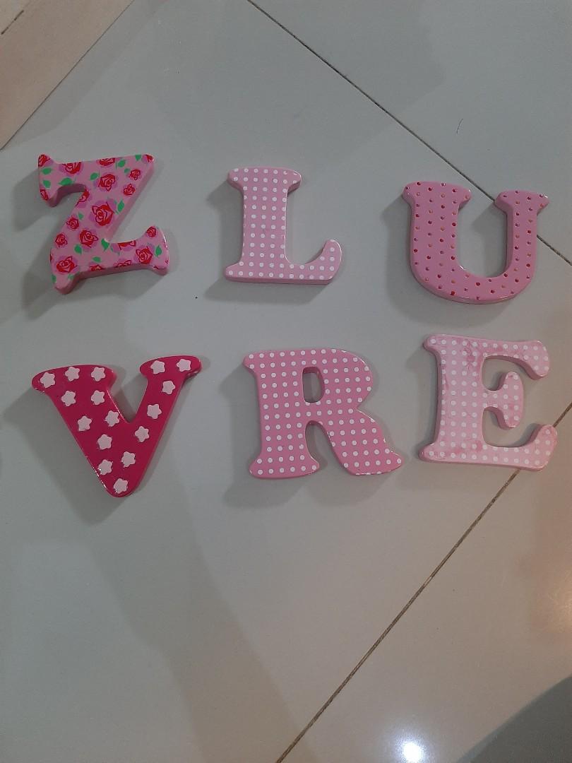 Huruf pink, Serba Serbi, Others di Carousell