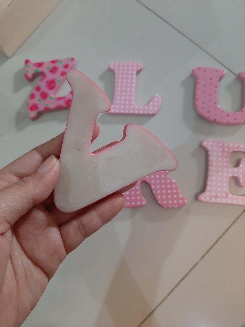 Huruf pink, Serba Serbi, Others di Carousell