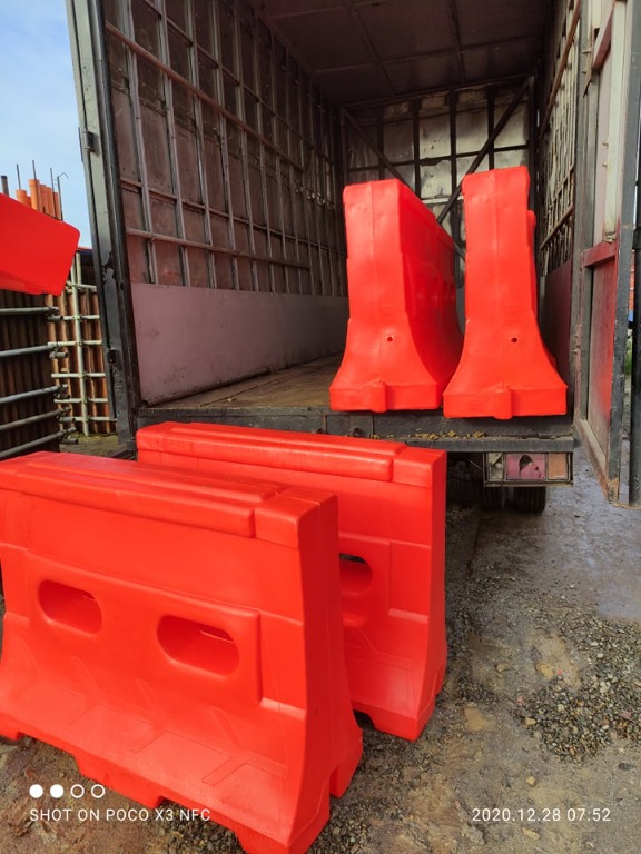 MOBILE BARRIER, Commercial & Industrial, Construction Tools & Equipment ...
