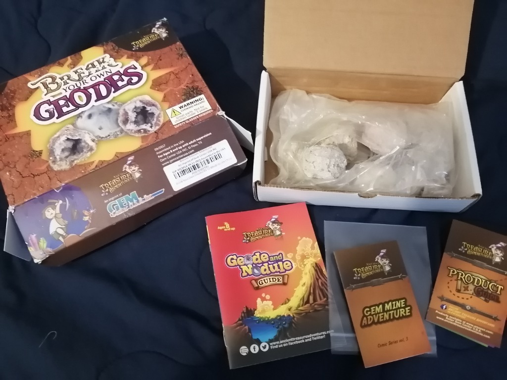 Break Your Own Geodes kit - 8 geodes, Hobbies & Toys, Toys & Games on ...