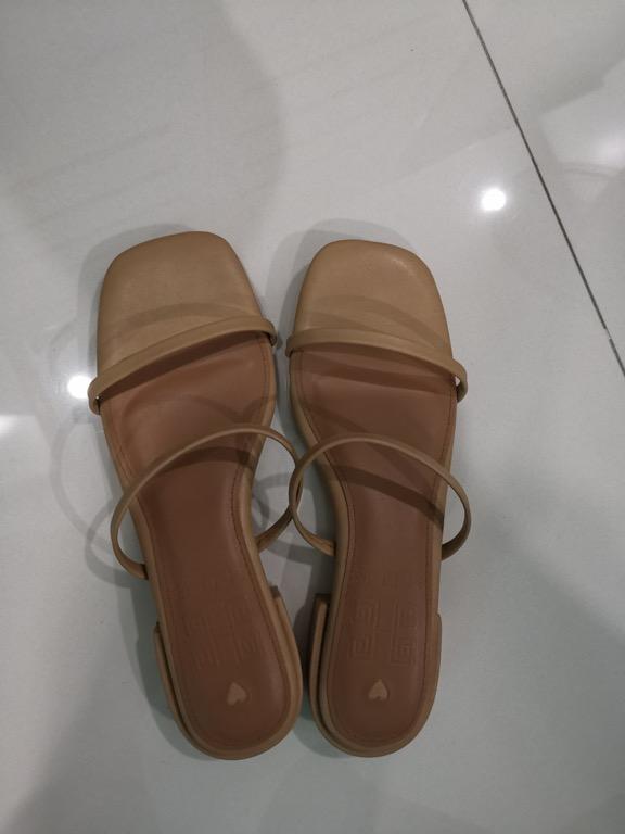 Hue Manila Sandals, Women's Fashion, Footwear, Flats & Sandals on Carousell