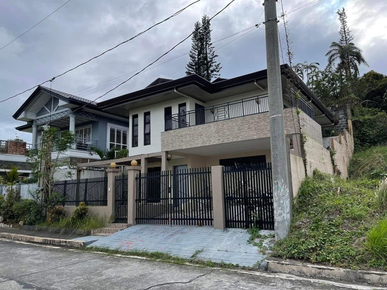 Tagaytay house and lot near commercial area facing east/ morning sun ...