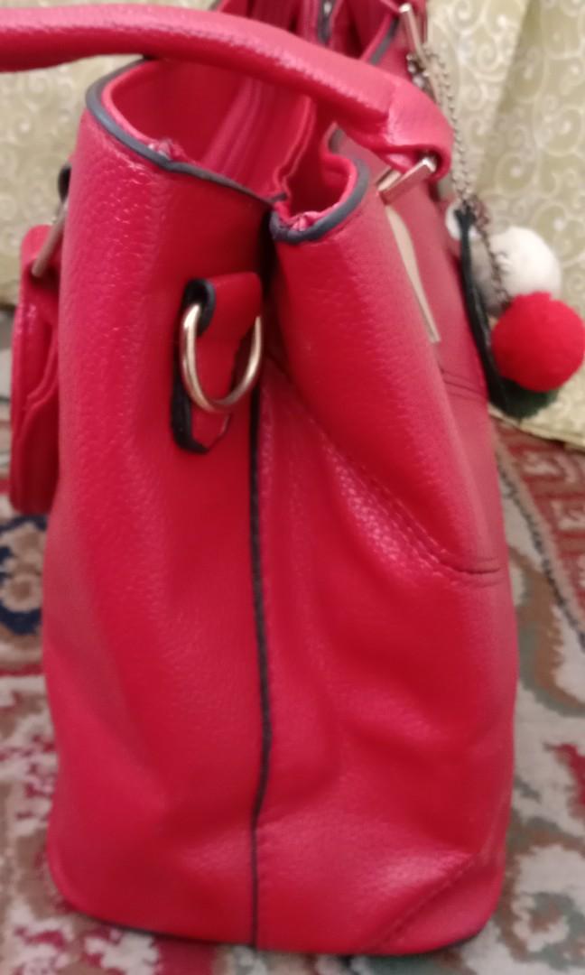 Tas wanita warna merah cantik lengkap dengan tali panjang dan gantungan ...