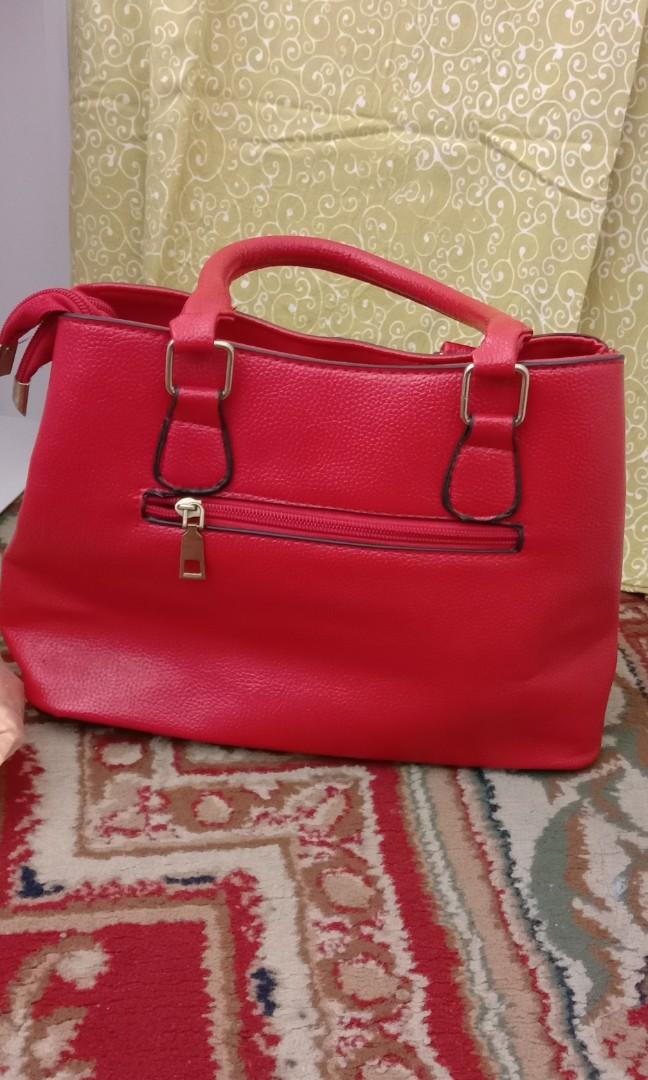 Tas wanita warna merah cantik lengkap dengan tali panjang dan gantungan ...