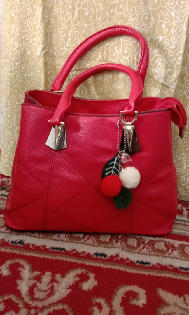 Tas wanita warna merah cantik lengkap dengan tali panjang dan gantungan ...