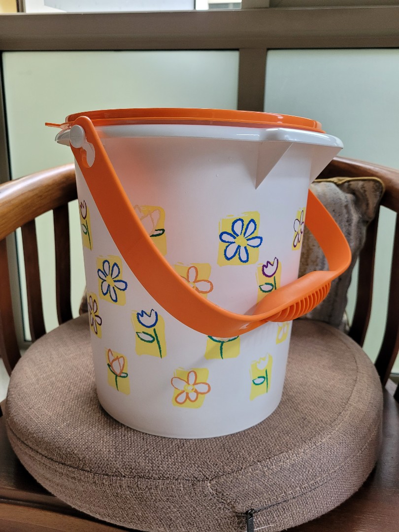 Tupperware 8.5L Bucket with cover, Furniture & Home Living, Kitchenware ...