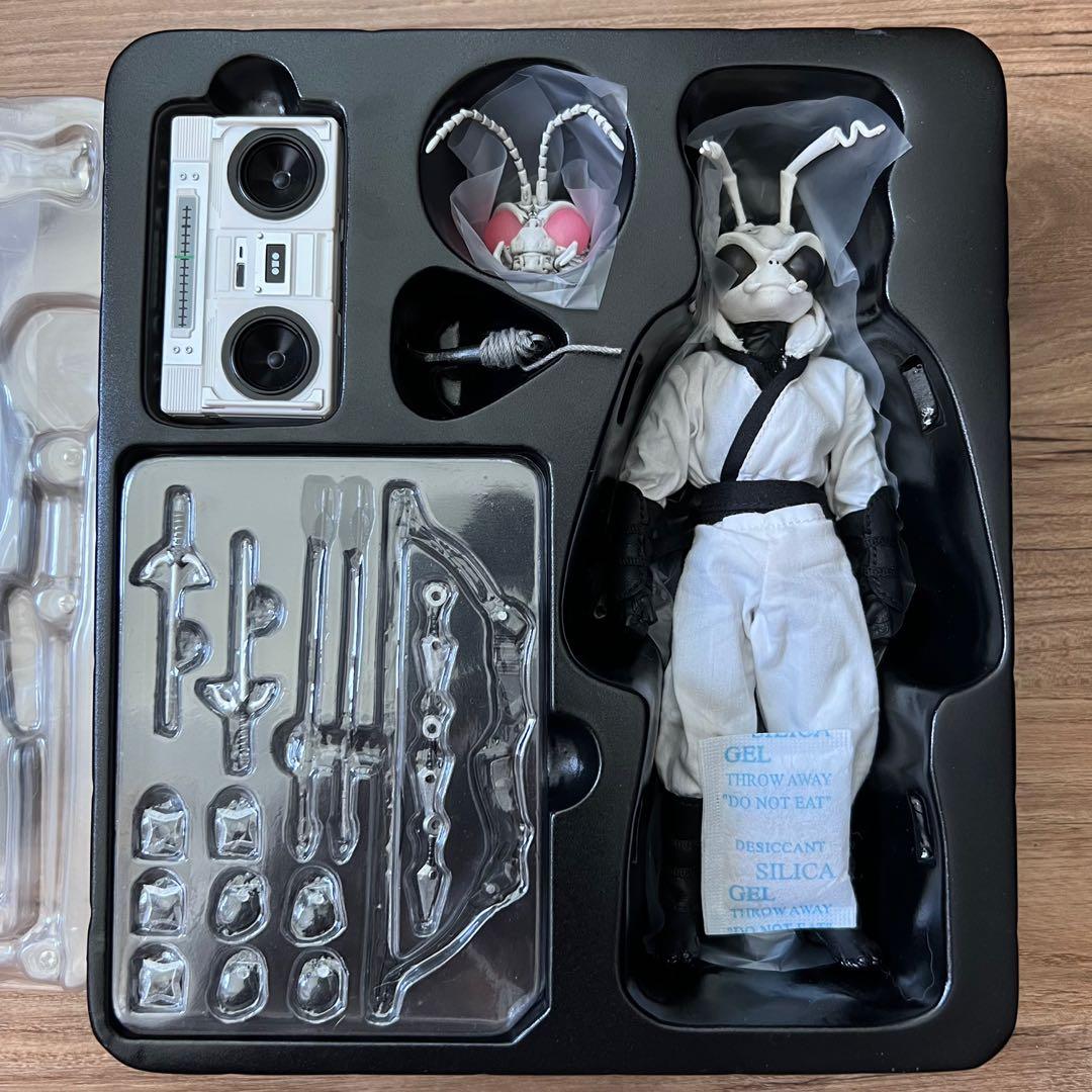 Mezco Shadow Assassin Gomez white/black and Roach with Golden Head ...