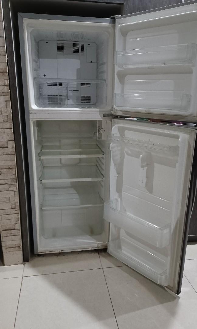 Kulkas merek sharp 2 pintu, Elektronik, Lainnya di Carousell