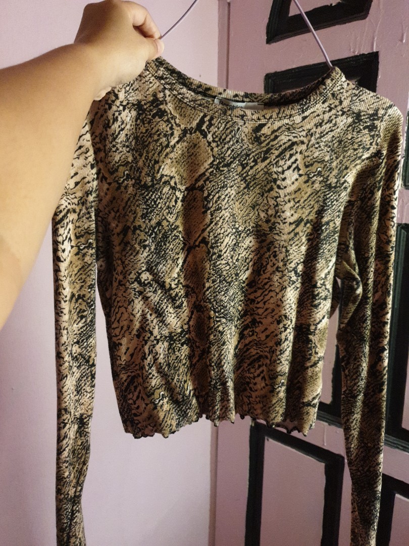 Snake top ZARA, Women's Fashion, Tops, Longsleeves on Carousell