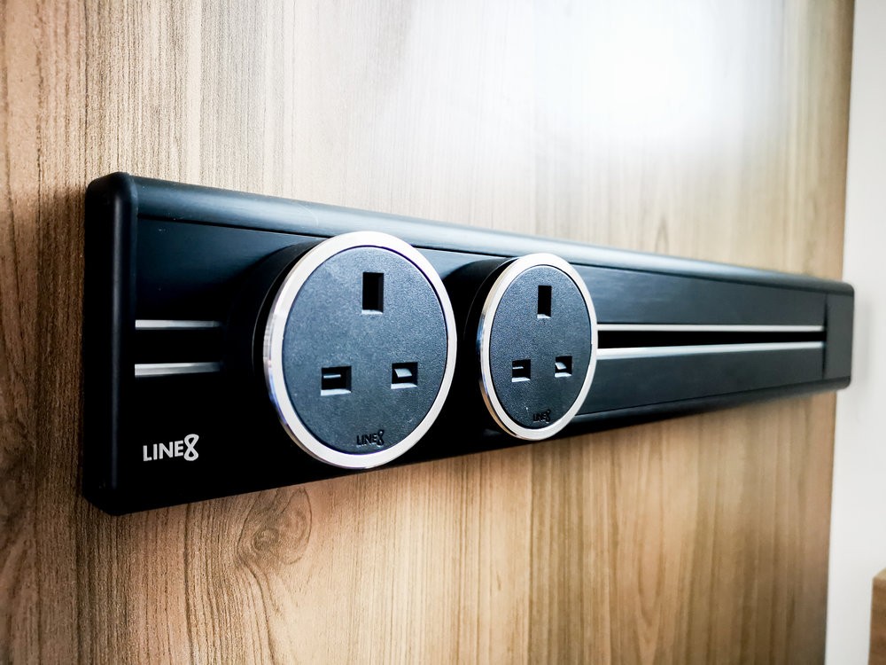 Line 8 Power Tracks 1000mm x 2 (Black), TV & Home Appliances ...