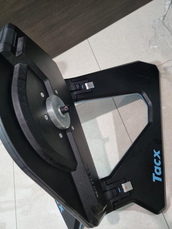 Tacx Neo 2t + tacx mat + table, Sports Equipment, Bicycles & Parts ...