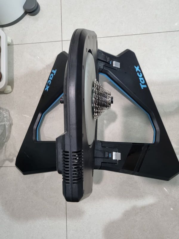 Tacx Neo 2t + tacx mat + table, Sports Equipment, Bicycles & Parts ...