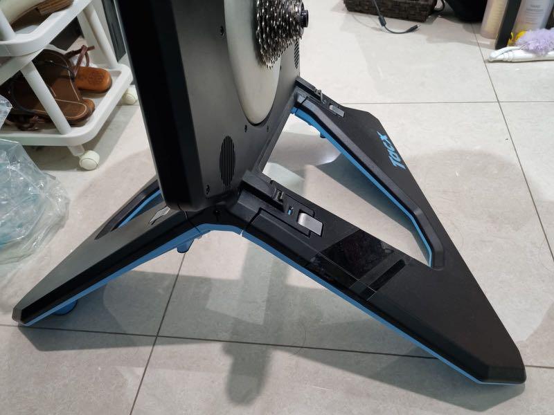 Tacx Neo 2t + tacx mat + table, Sports Equipment, Bicycles & Parts ...