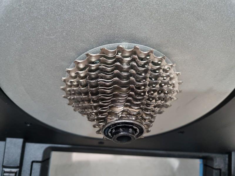 Tacx Neo 2t + tacx mat + table, Sports Equipment, Bicycles & Parts ...