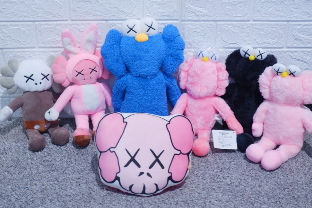 Boneka kaws mata silang, Toys & Collectibles, Mainan di Carousell