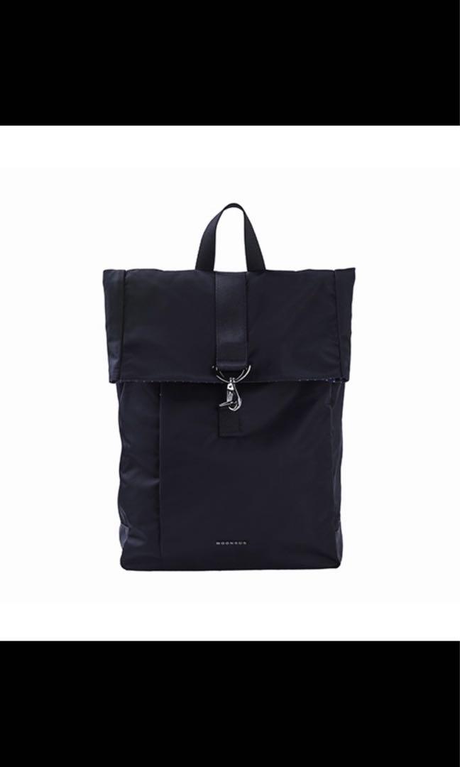 [全新 現貨]Moonsus 13吋文青中性後背包, 她的時尚, 包包、錢包, 皮夾、卡片套在旋轉拍賣